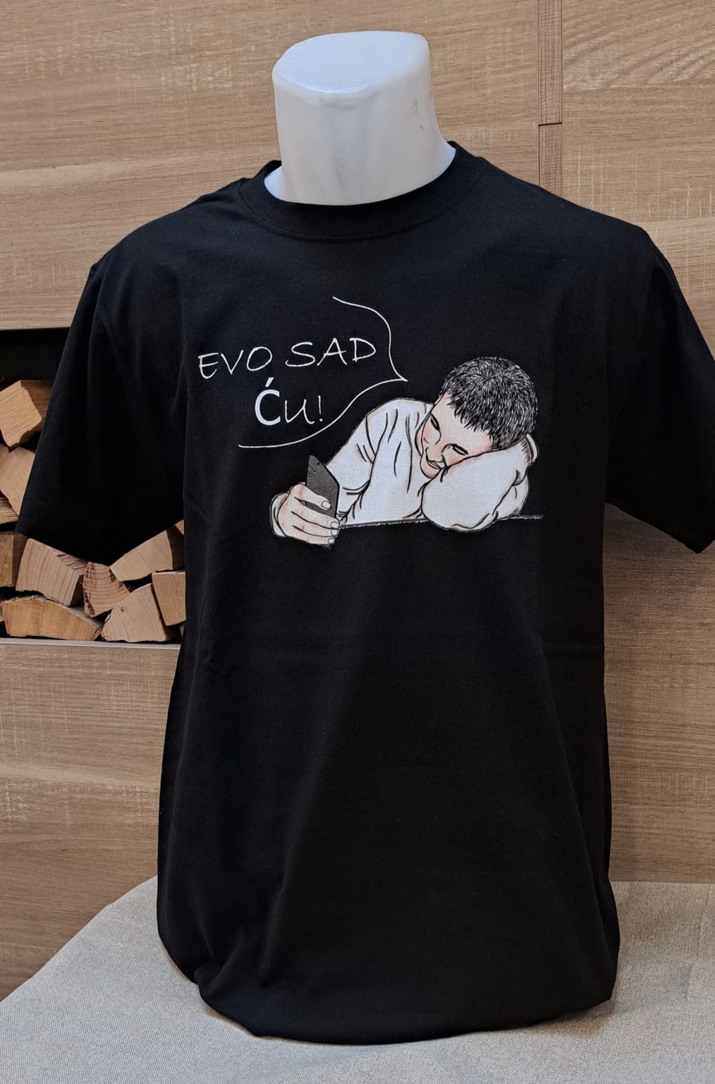 Majica UNISEX – EVO SAD ĆU ! – Dollyce